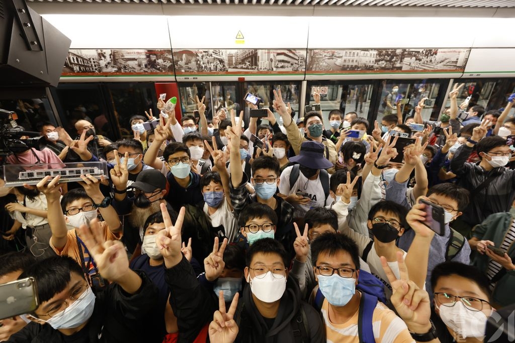港鐵國產Q Train首航直播｜8:58彩虹站開出 鐵路迷爭搭頭班車 - 時事台 - 香港高登討論區