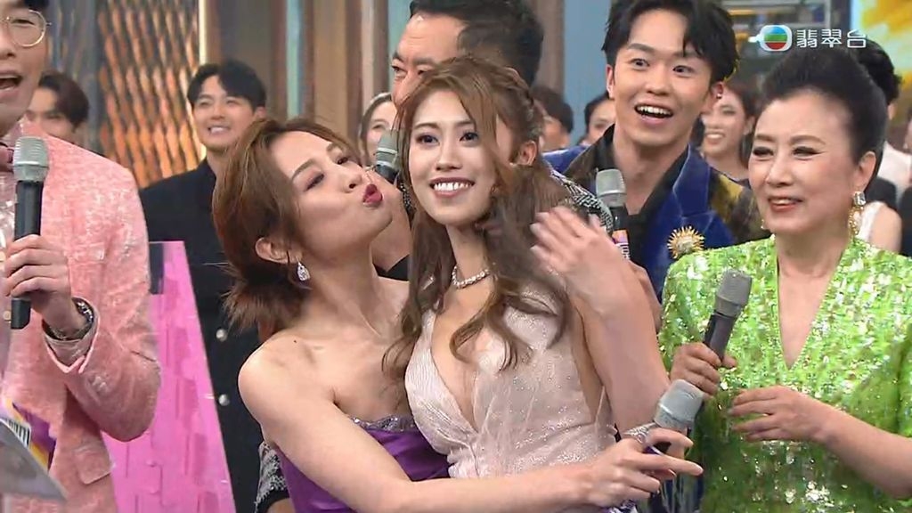 田雞慘被TVB靚女主持鍾翠詩超緊身Tee搶鏡 錯焦點：隔離先係亮點 - 娛樂台 - 香港高登討論區