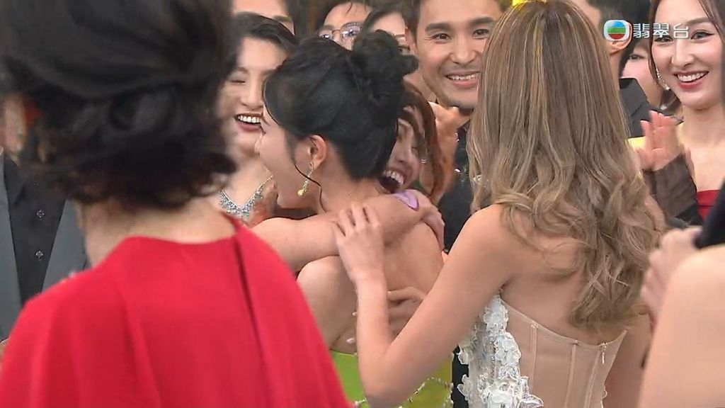 田雞慘被TVB靚女主持鍾翠詩超緊身Tee搶鏡 錯焦點：隔離先係亮點 - 娛樂台 - 香港高登討論區