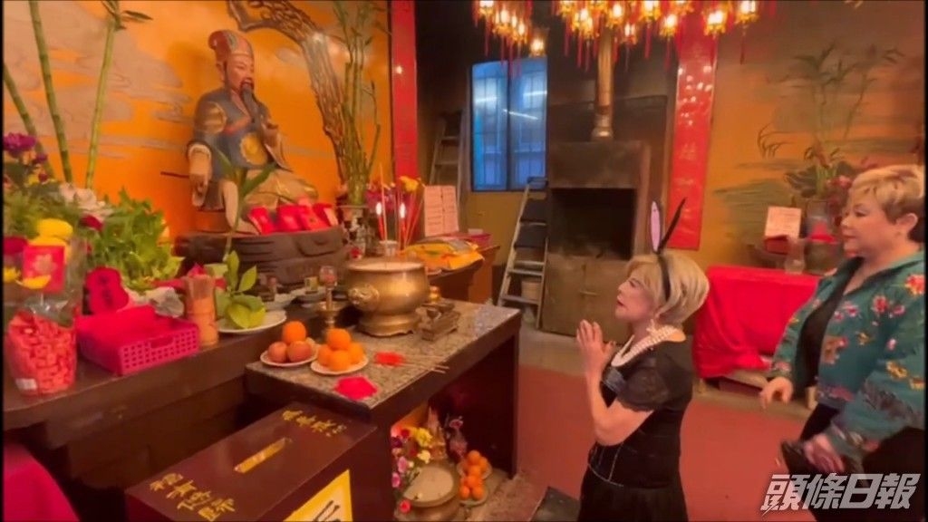 92歲黃夏蕙化身兔女郎短裙黑絲現身黃大仙 移民美國一樣誠心上香 - 時事台 - 香港高登討論區