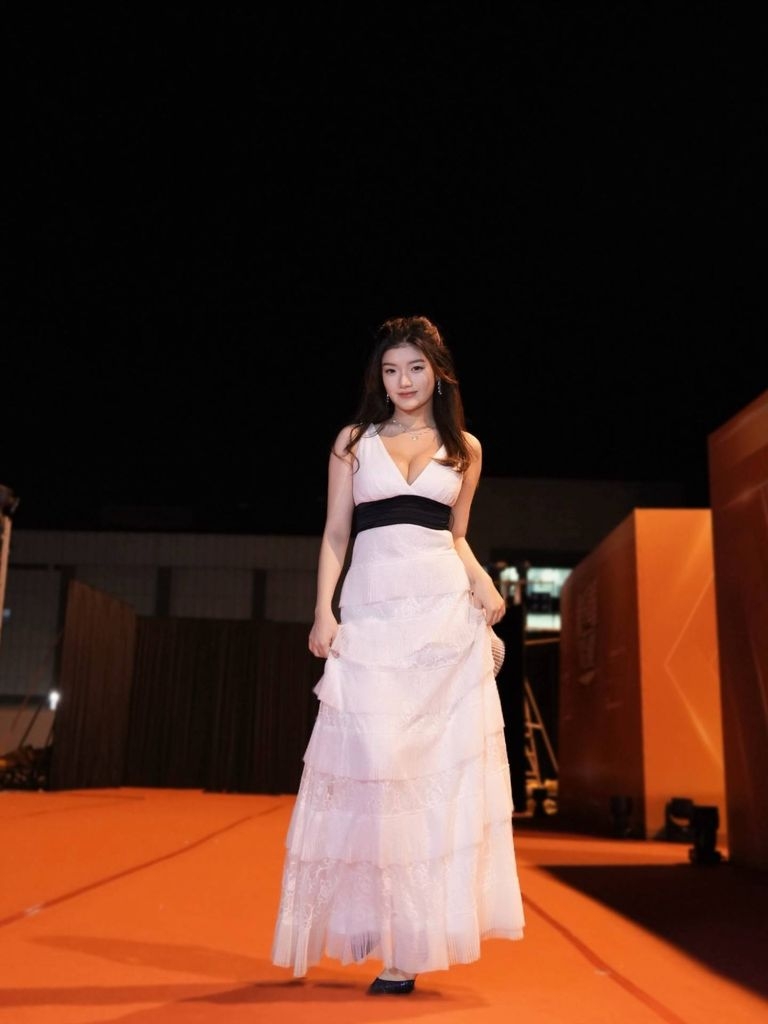 聲夢聲秀小花台慶搶鏡造型逐舍個睇 二十歲陳卓怡白色低胸最逼爆 - 娛樂台 - 香港高登討論區