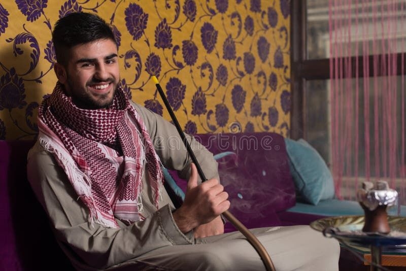 深圳福田水煙街爆紅 一條街20間酒吧成功吸客 香港控煙反變死局 - 時事台 - 香港高登討論區