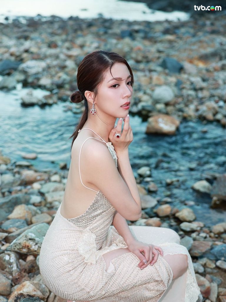 [Hera]陳曉華性感高衩裙大露背 白滑美背加纖細長腿360度零死角 - 娛樂台 - 香港高登討論區