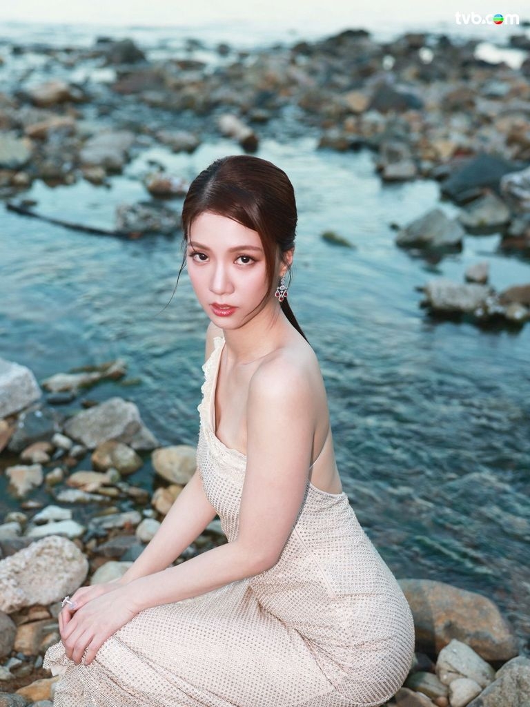 [Hera]陳曉華性感高衩裙大露背 白滑美背加纖細長腿360度零死角 - 娛樂台 - 香港高登討論區